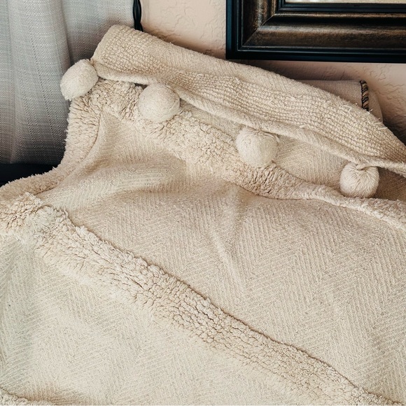 Magaschoni | Bedding | Magaschoni Home Pom Pom Throw Blanket Eggshell ...